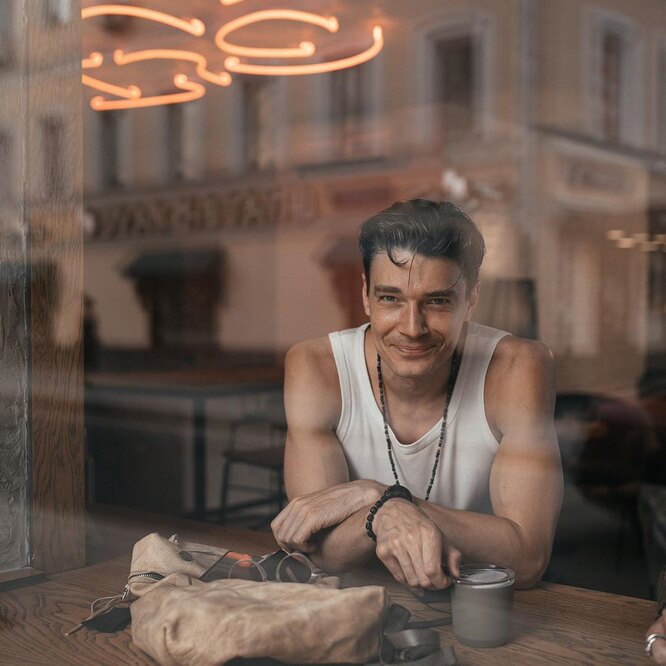 Максим Матвеев выложил уникальное фото с красавицей-мамой