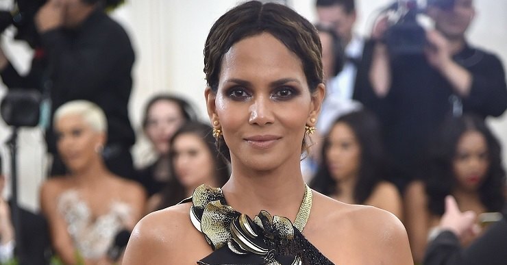 СМИ: 50-летняя Холл Бери беременна в третий раз